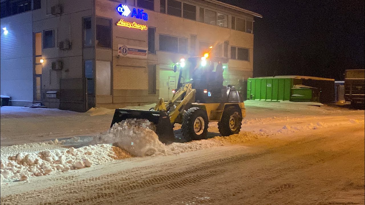 Old Kramer Allrad 320 clearing snow with Arcon snow bucket and JCB 409 ...