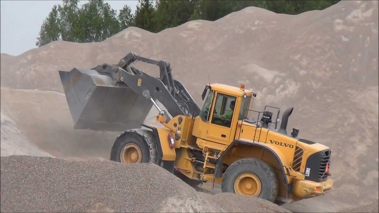 Volvo L220E Working - YouTube