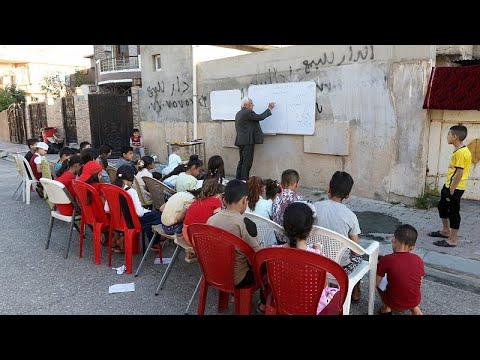 Video | Emekli öğretmen, çocukları bilgisayar oyunlarından uzak tutmak için sokakta derslik açtı