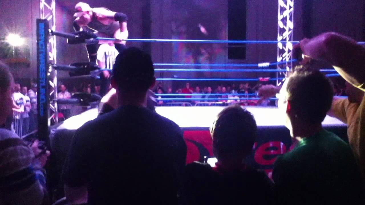Mr. Anderson entrance, TNA house show, Sherbrooke, QC, 08/10/11 - YouTube