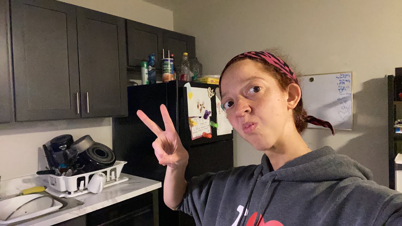 Dajsha Sanders is live!Day in the life of voo having some peppermint ...