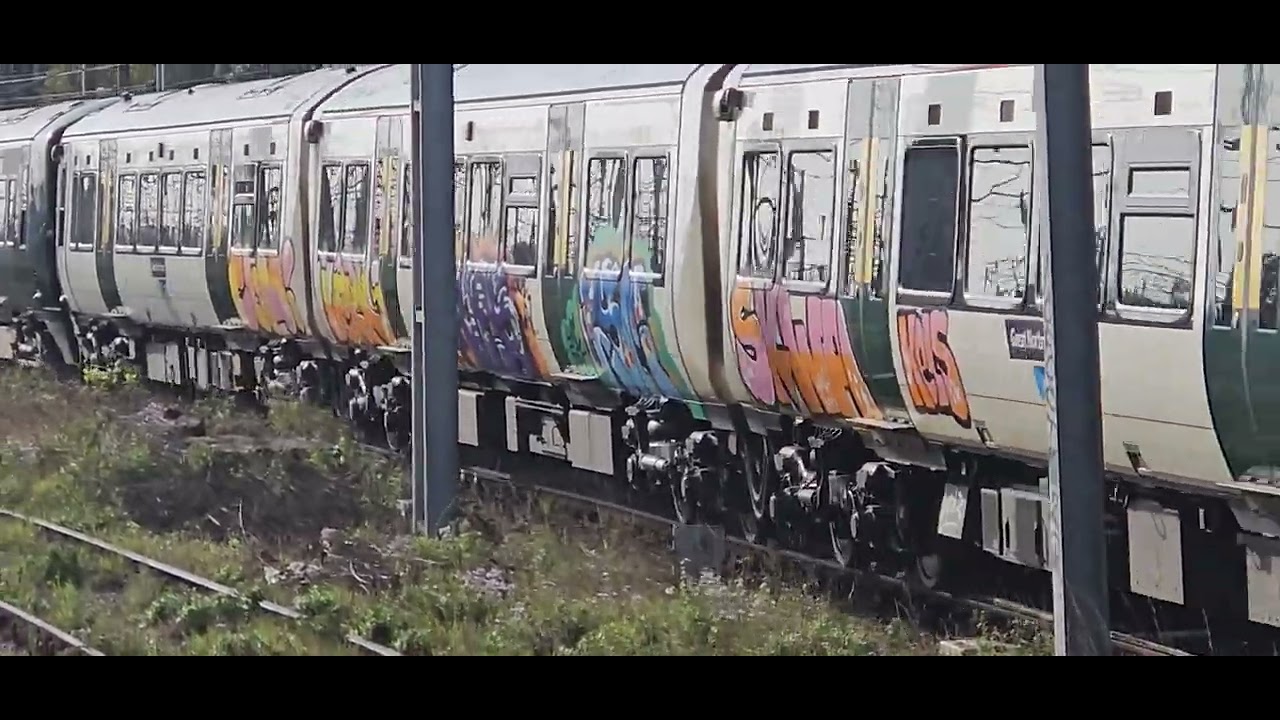 graffiti covered class 387 07.10.2023 Hornsey station london - YouTube