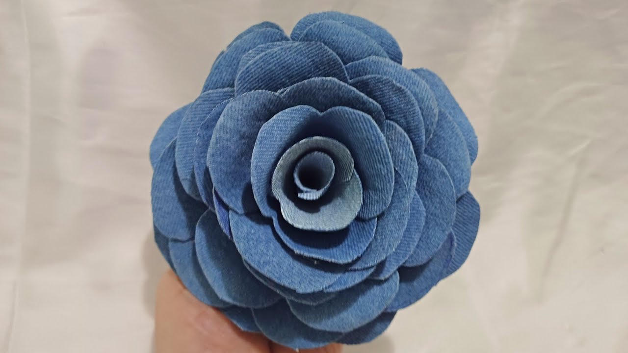 como fazer flor de jeans com retalhos,flor de jeans engomado #reciclagem #tutorials #diyflower ...