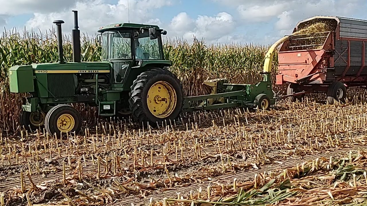 Chopping corn/filling silo - YouTube