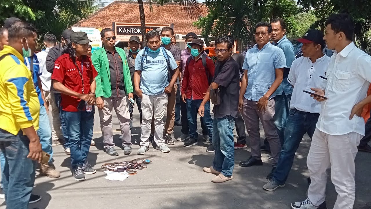 Minta Reza Dompu Segera Ditangkap, Sejumlah Wartawan Datangi Polres Dompu - YouTube