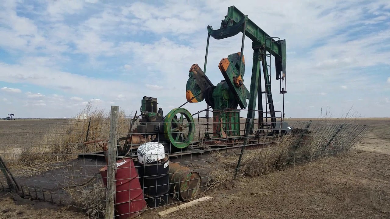 1950s Lufkin pumping unit with a c-96 arrow engine - YouTube