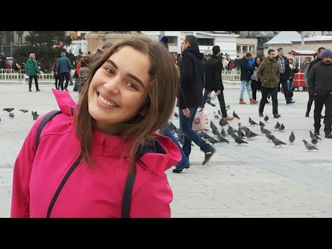 Çagla Şimsek Onun arkadaşları ile