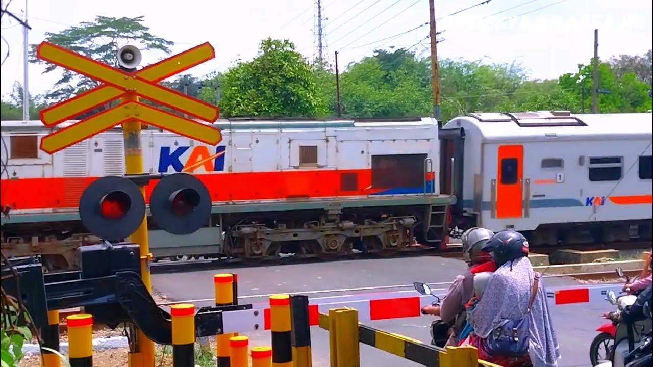 Palang Pintu Perlintasan Kereta Api | Railroad Crossing | Ka Bangun ...