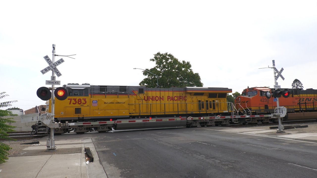 UP 7383 Manifest With BNSF North - Oak St. Railroad Crossing (Stockton, CA) - YouTube