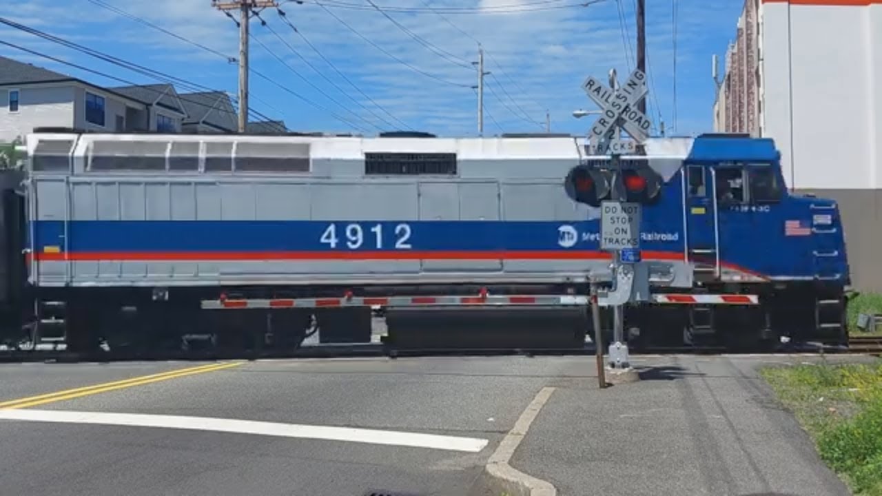 Ridgewood bound trains roars across Paterson Plank Road - YouTube