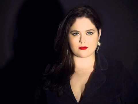 artı boyutu modeli 198, Pauline Mespaque, büyük ve güzel bir kadın, tam rakam, kıvrımlı