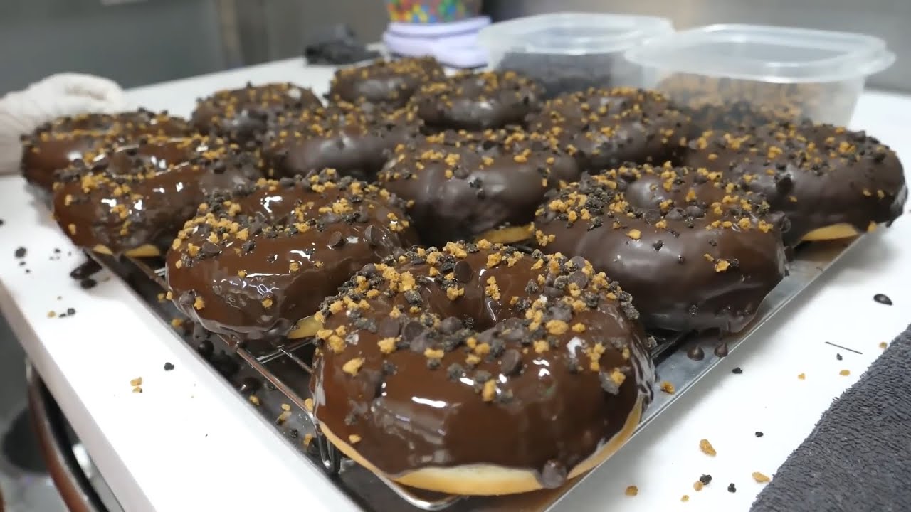 Finishing the melt-in-your-mouth chocolate doughnuts! The chef's ...