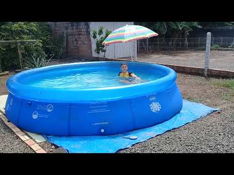 Tomando banho na minha piscina