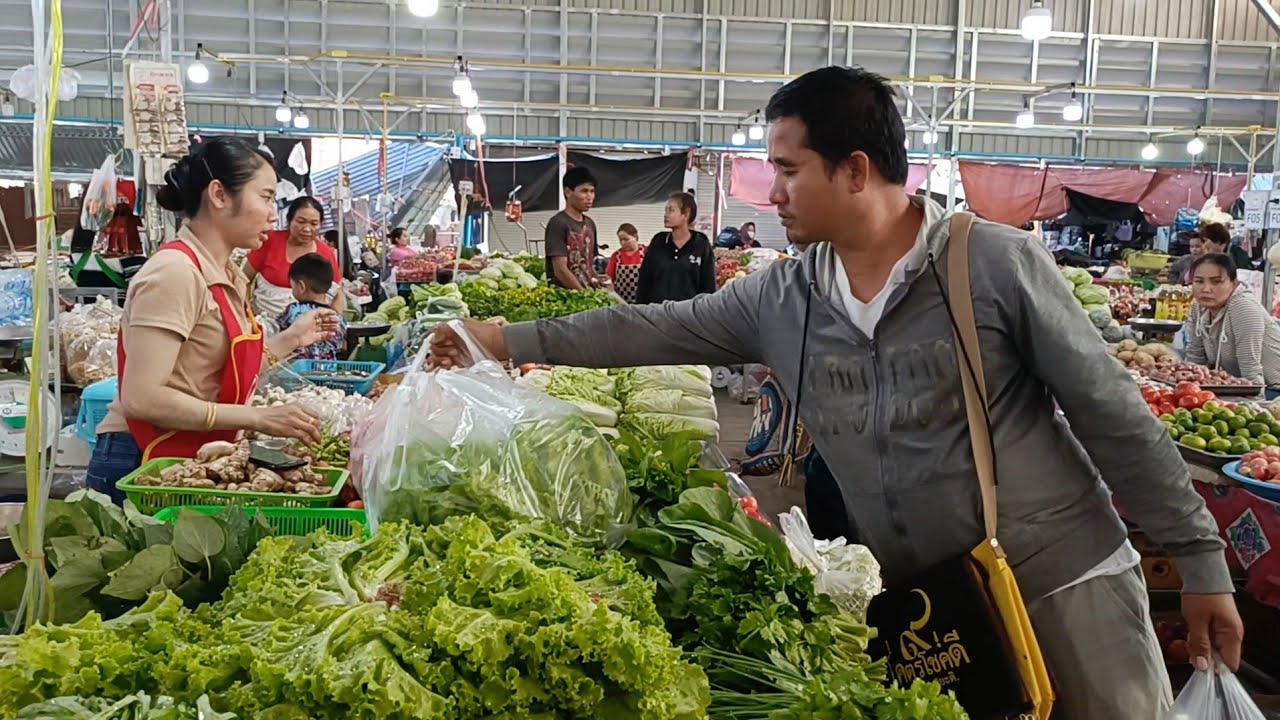 หาซื้อผัก ผลไม้ กับข้าว เตรียมของขื้นร้านใหม่พรุ่งนี้ 12 มกราคม ค.ศ. ...