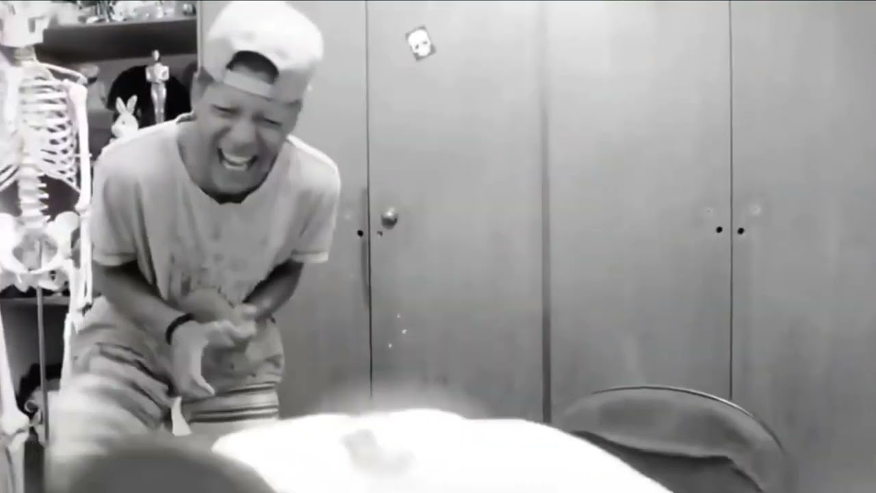 Un hombre escupiendo de la risa y otro hombre riendo (Meme) - YouTube