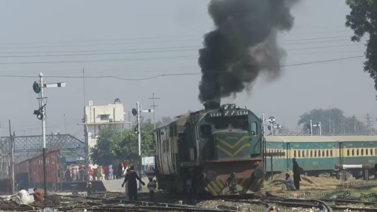 Heavy Black Smoke Legendary GRU-20 5044 Lead Express Train Faisalabad ...