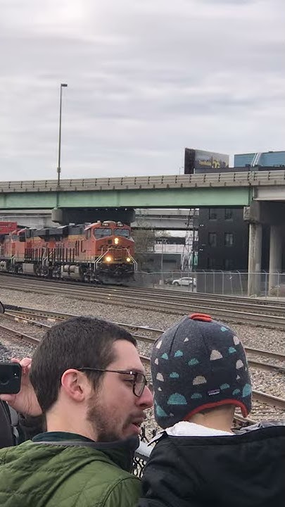 BNSF Engineer Waves at Crowd - YouTube