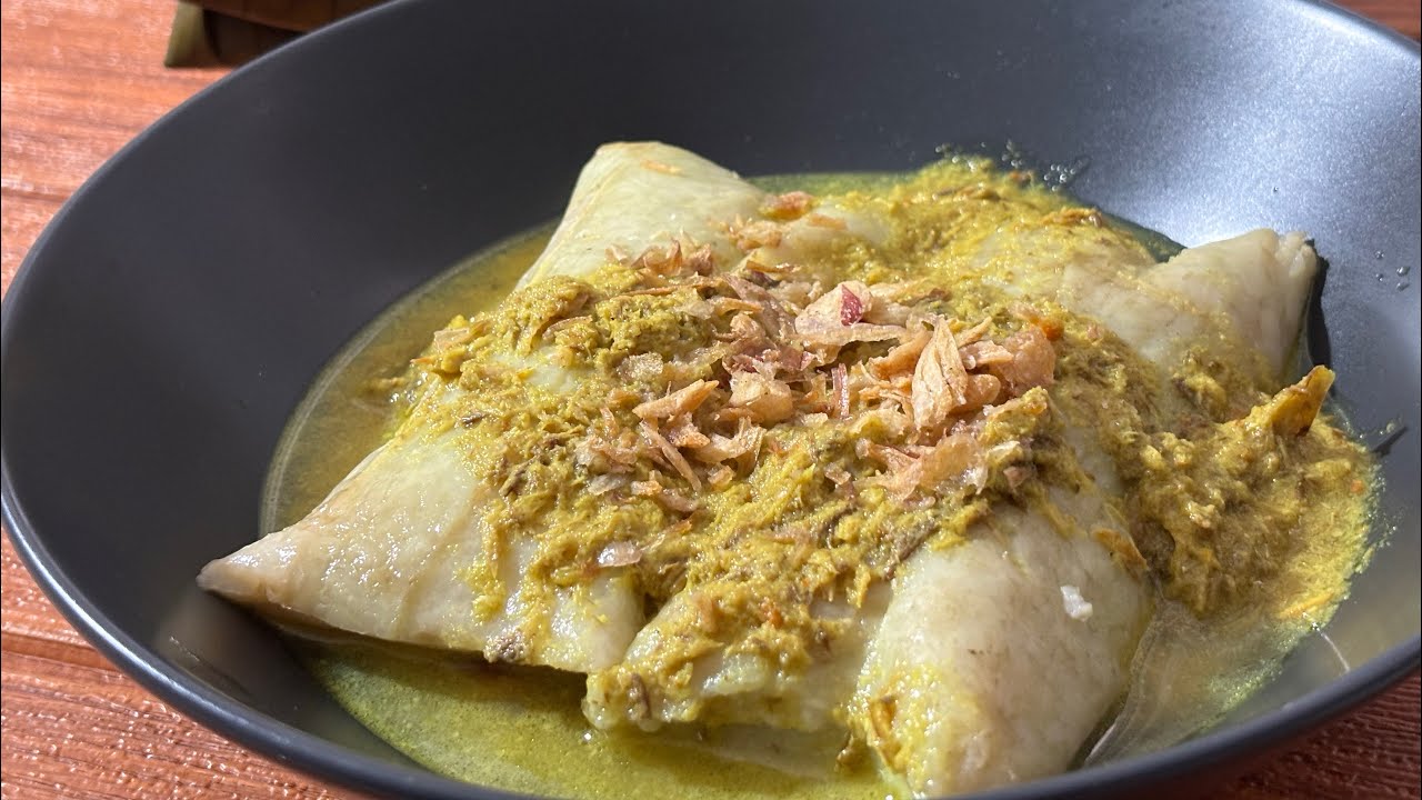Buras kuah kuning pindang tongkol, tekstur burasnya lembut, padat dan ...
