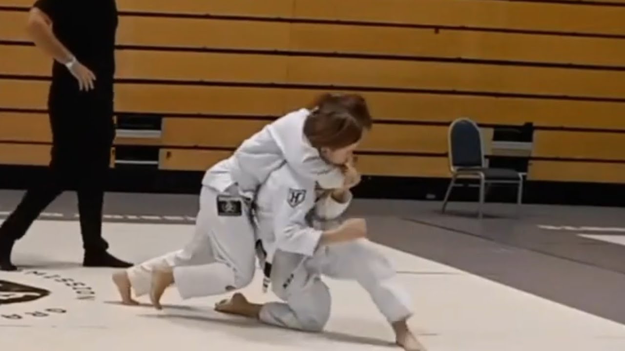 Young girls first BJJ competition - YouTube