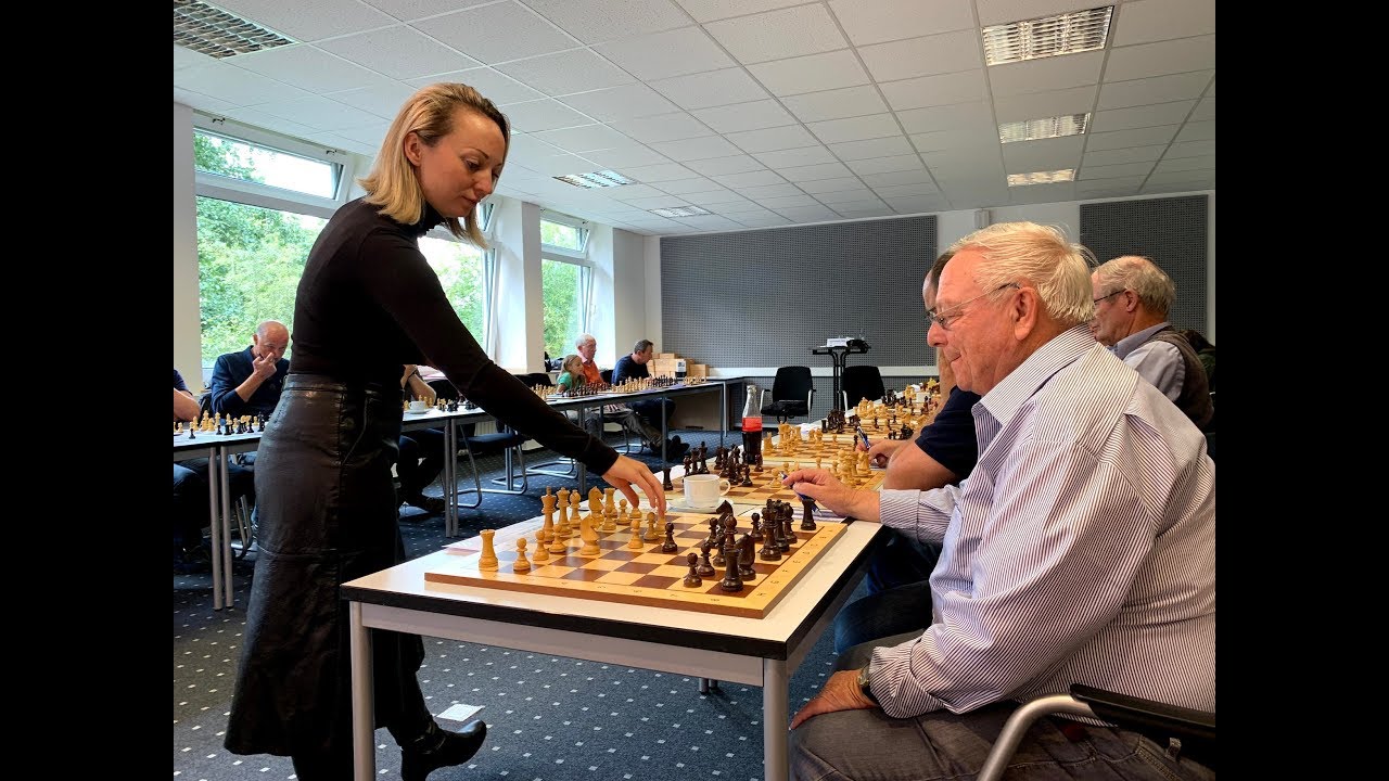 EINE GEGEN ALLE - Simultanschach mit Elisabeth Pähtz - YouTube