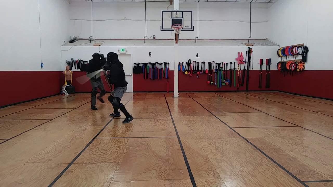 Broadsword and Targe VS Broadsword and Buckler - YouTube