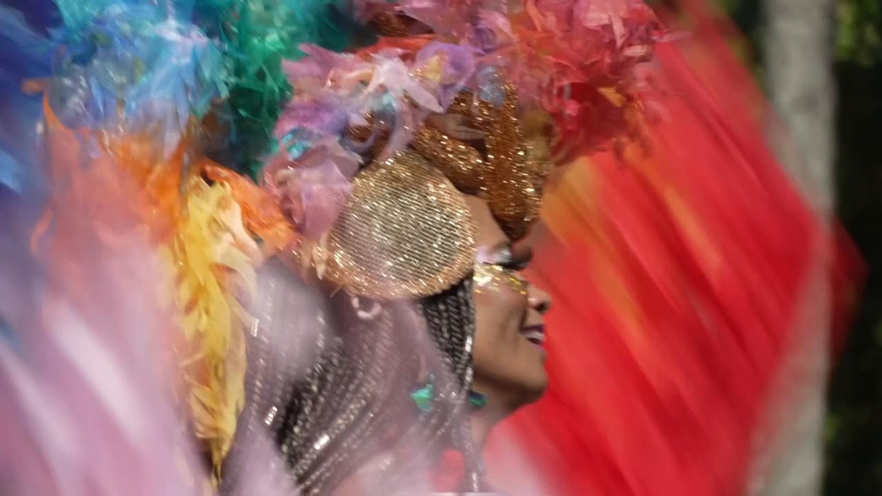 Stilt artist brightens Rio's street carnival - YouTube
