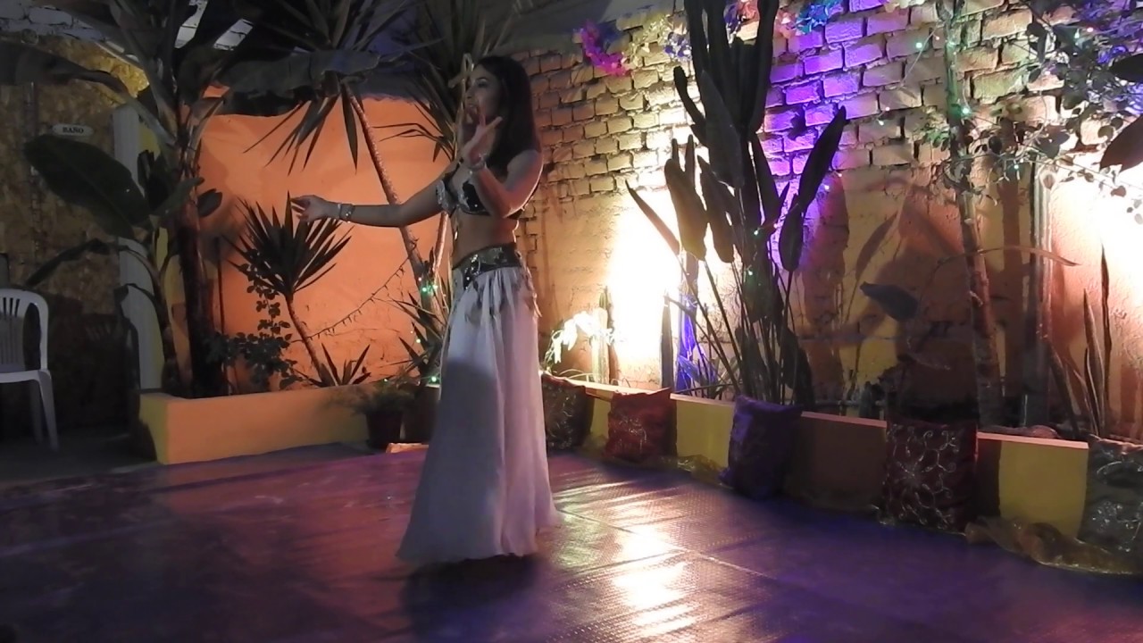BELLYDANCE FUSION CON SABLE Y SOLO DE DERBAKE - URSULA LEON - YouTube