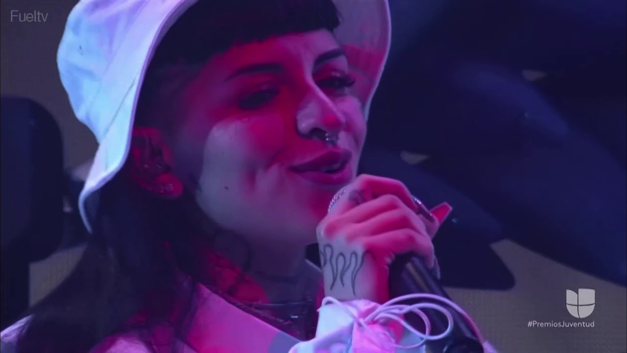 Cazzu canta en vivo “Visto a las 00:00” | Premios Juventud 2019 - YouTube