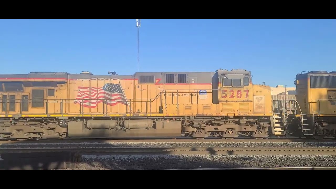 Union Pacific 6651 leads a manifest with UP 5287 in Roseville, CA - YouTube