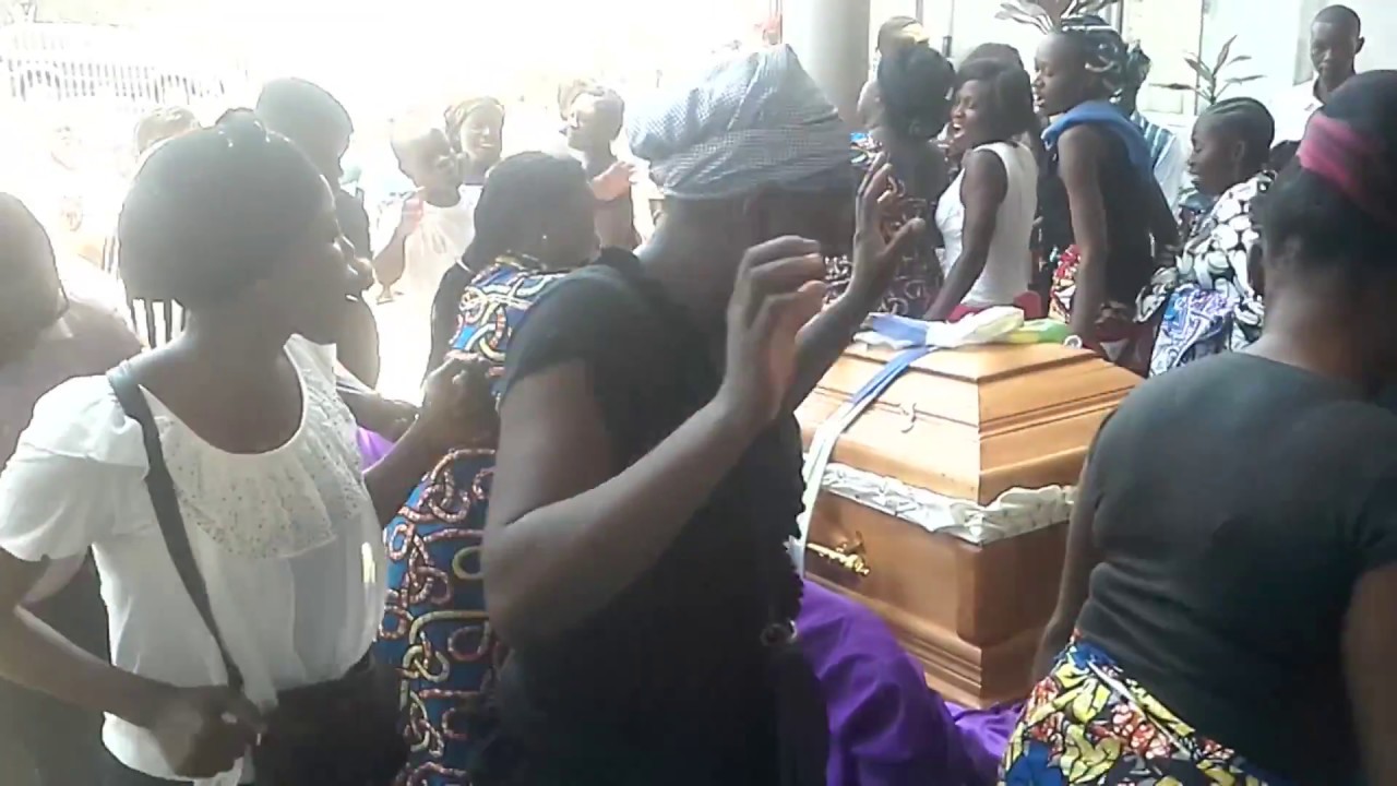 Ambiance festive lors d'une cérémonie funéraire à Pointe-Noire, au ...