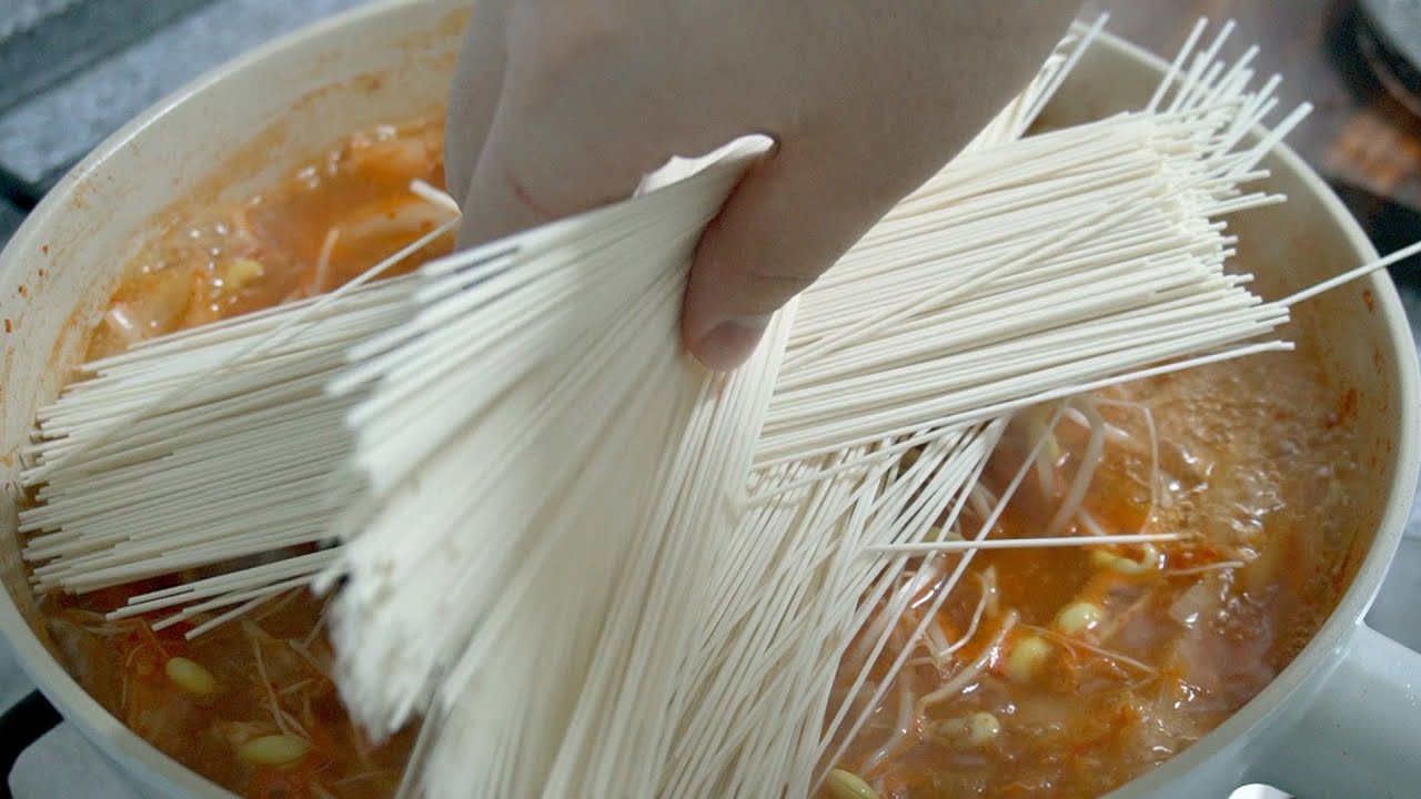 Best noodle dishes made with kimchi 'Kimchi Kongnamul Guksu' : korean ...