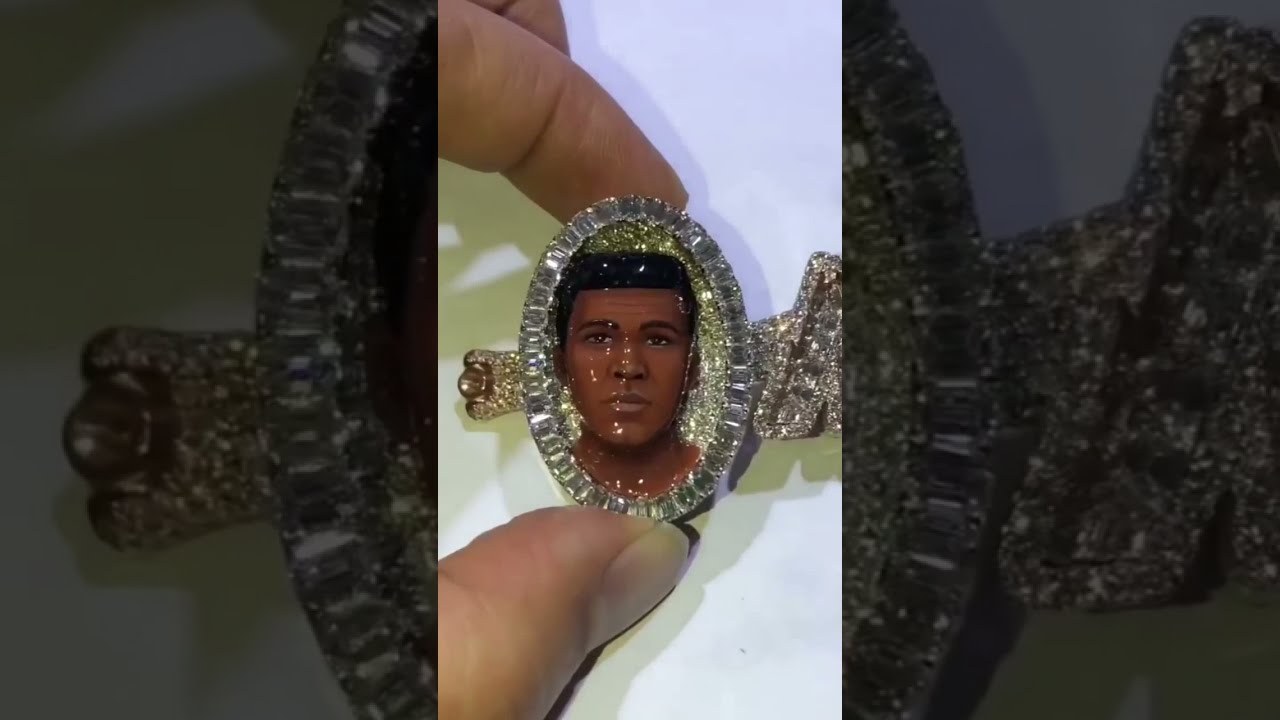 ANUEL AA enseñando su nueva CADENA DE LAS LEYENDAS NUNCA MUEREN - YouTube