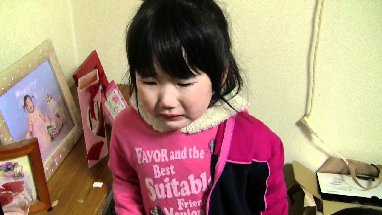 可愛がってた金魚が死んでしまって悲しみにくれる英奈 - YouTube