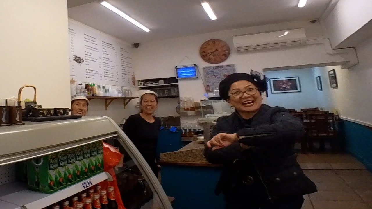 "A white man speaking Vietnamese..." - YouTube