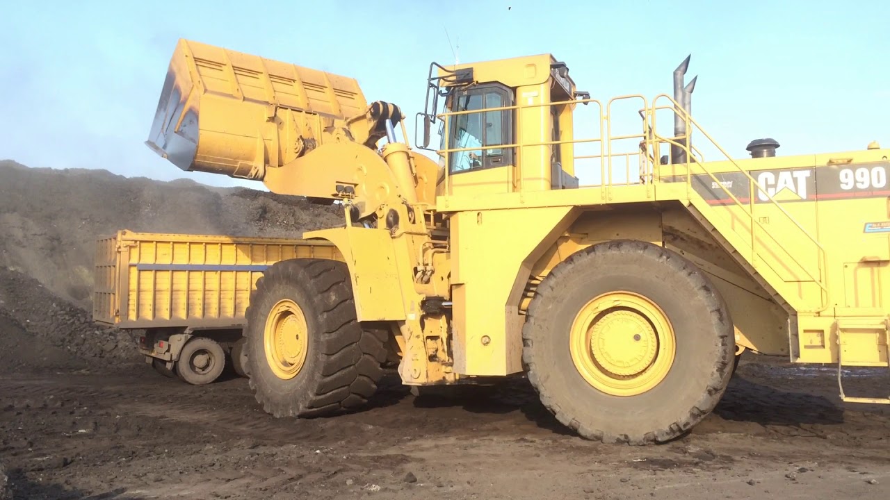 Caterpillar 990F Wheel Loader Loading Coal On Trucks - YouTube
