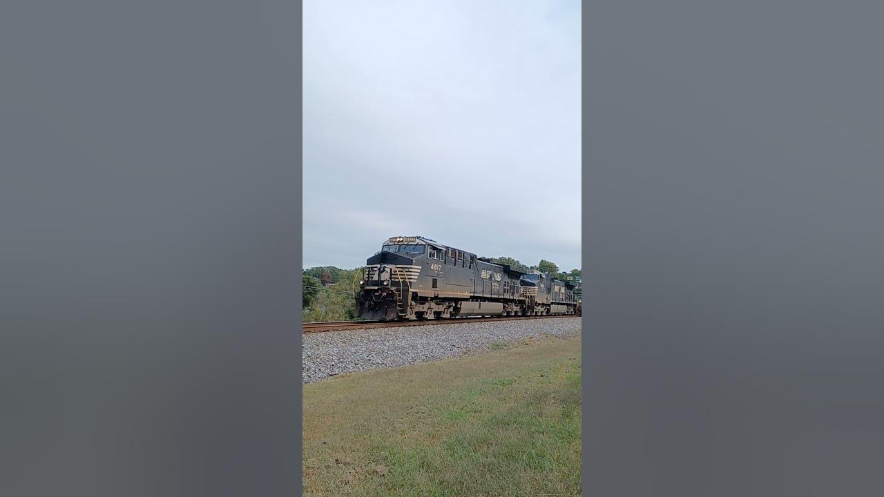 Great Speed "charging thru town" VERY LOUD HORN BLAST Norfolk Southern #4017 led BIG NS#27a ...
