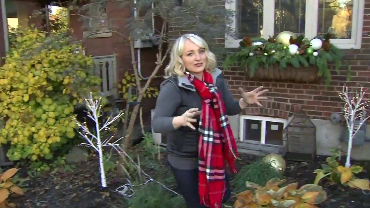 'The Reno Girls' tackle holiday decor - YouTube