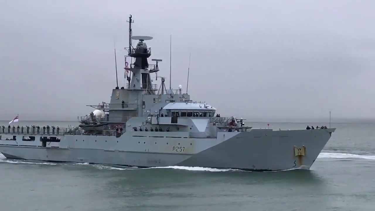 HMS Clyde returns to Portsmouth to decommission - YouTube