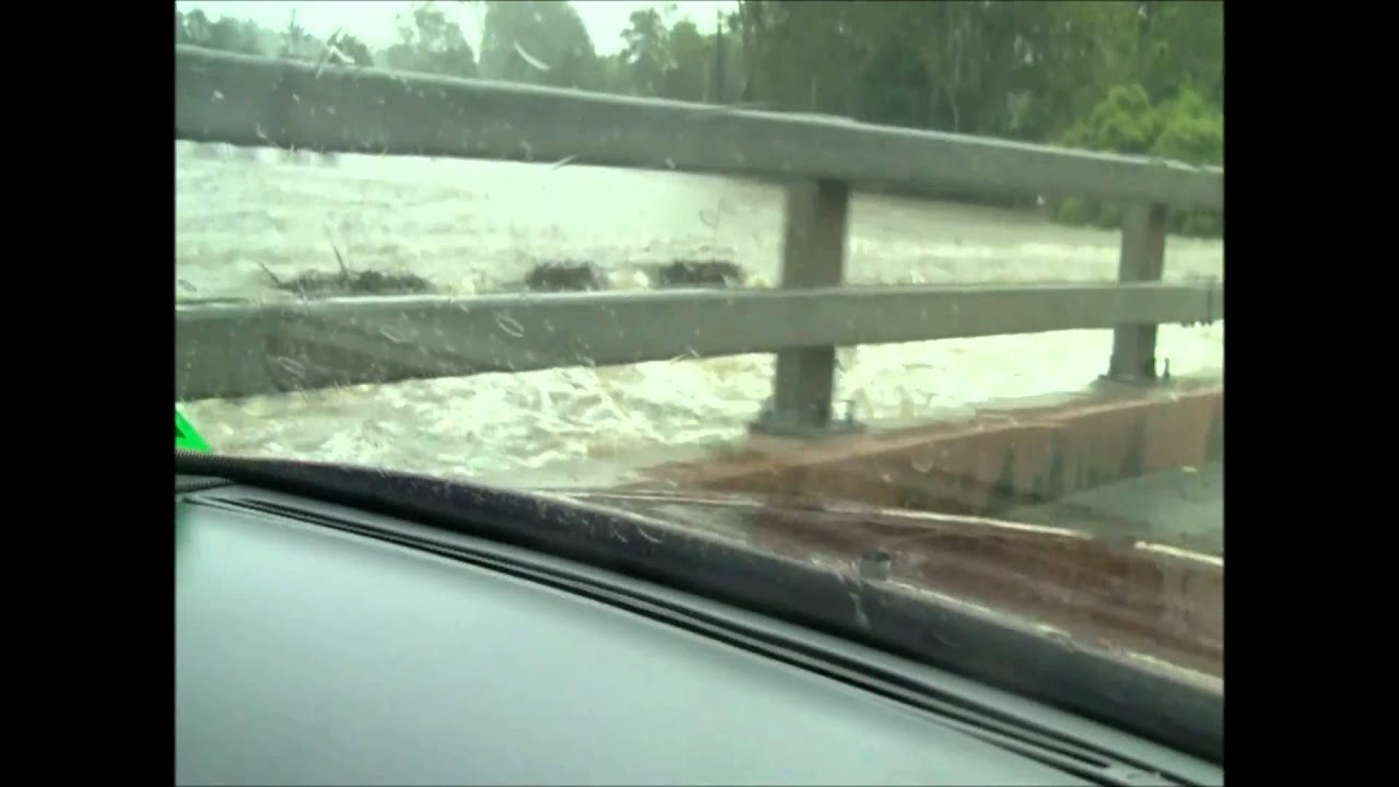 2011 QLD Floods North Pine River Crossing Lawnton Petrie - YouTube