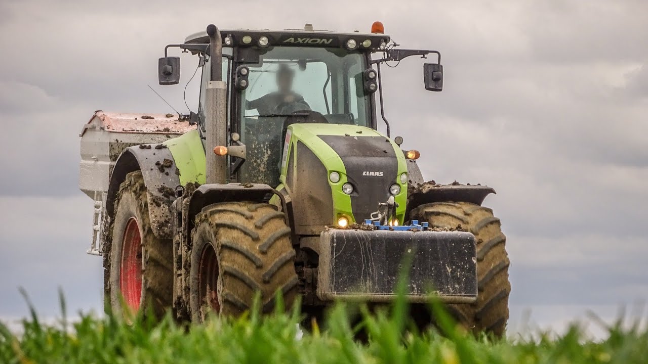 Claas Axion 930 in action! Rozprašování s traktorem Claas - YouTube