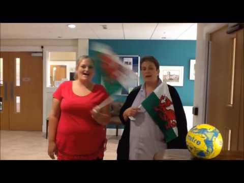 Awel y Coleg yn 'Rhedeg i Baris'! - YouTube