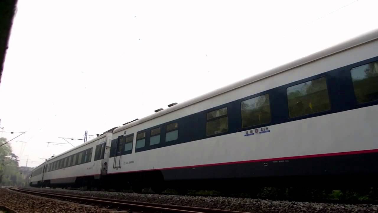SS9+25T, China Railway中国铁路(T240昆明到北京西, Kunming to Beijing Train) - YouTube