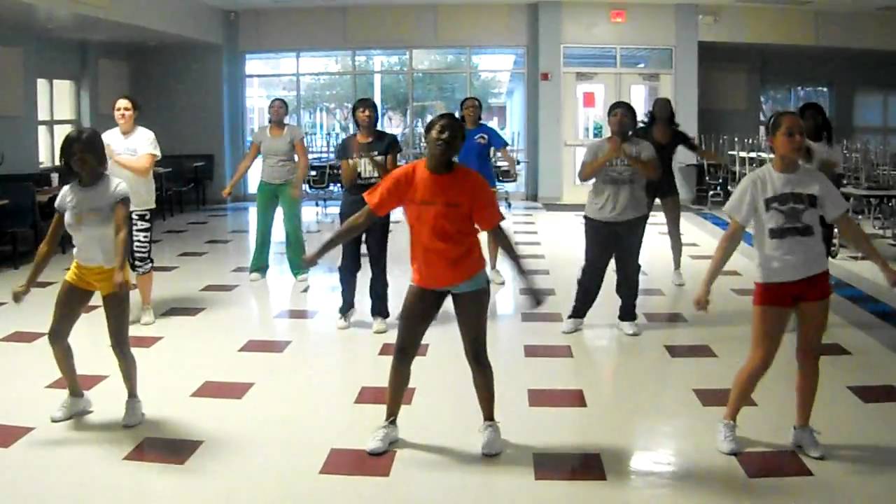 cheerleaders at practice learning a new cheer. - YouTube