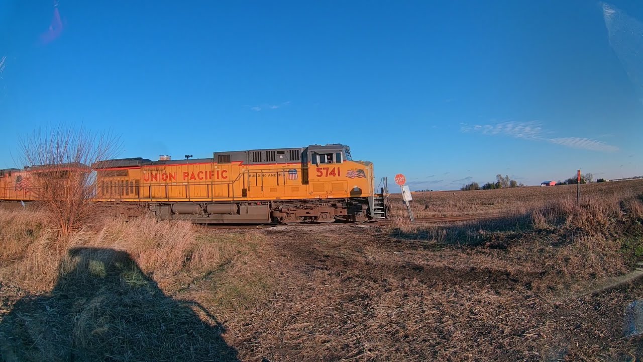 Southbound UP train with 46 freight cars on the Spine Line - YouTube