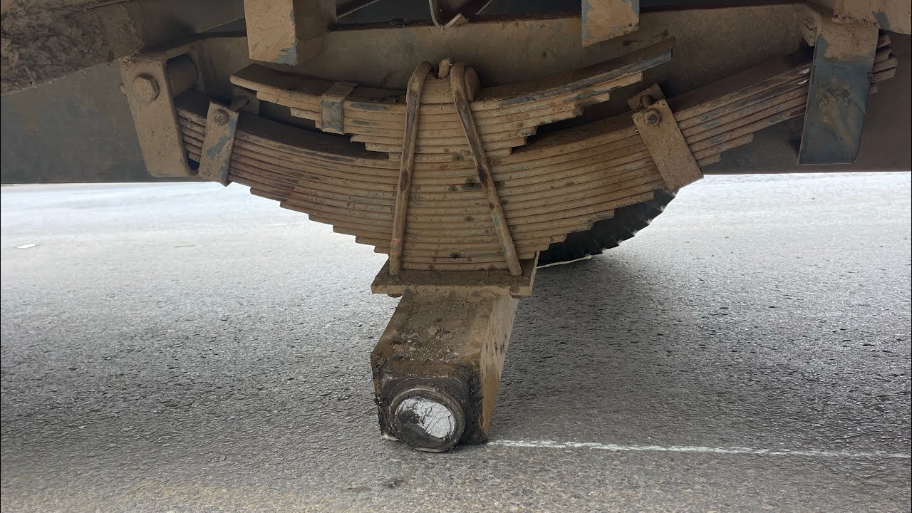 Rear Axle Housing Broke in the Middle of the Road | Emergency Truck ...