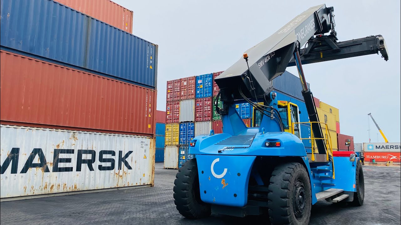 See how smart the Reachstacker operates. - YouTube