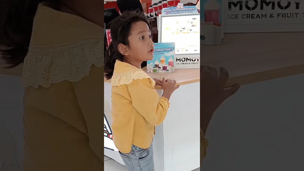 Beli Es Krim 🍦 #eskrimviral #momoyo #mixue #yummy #youtube #shorts # ...