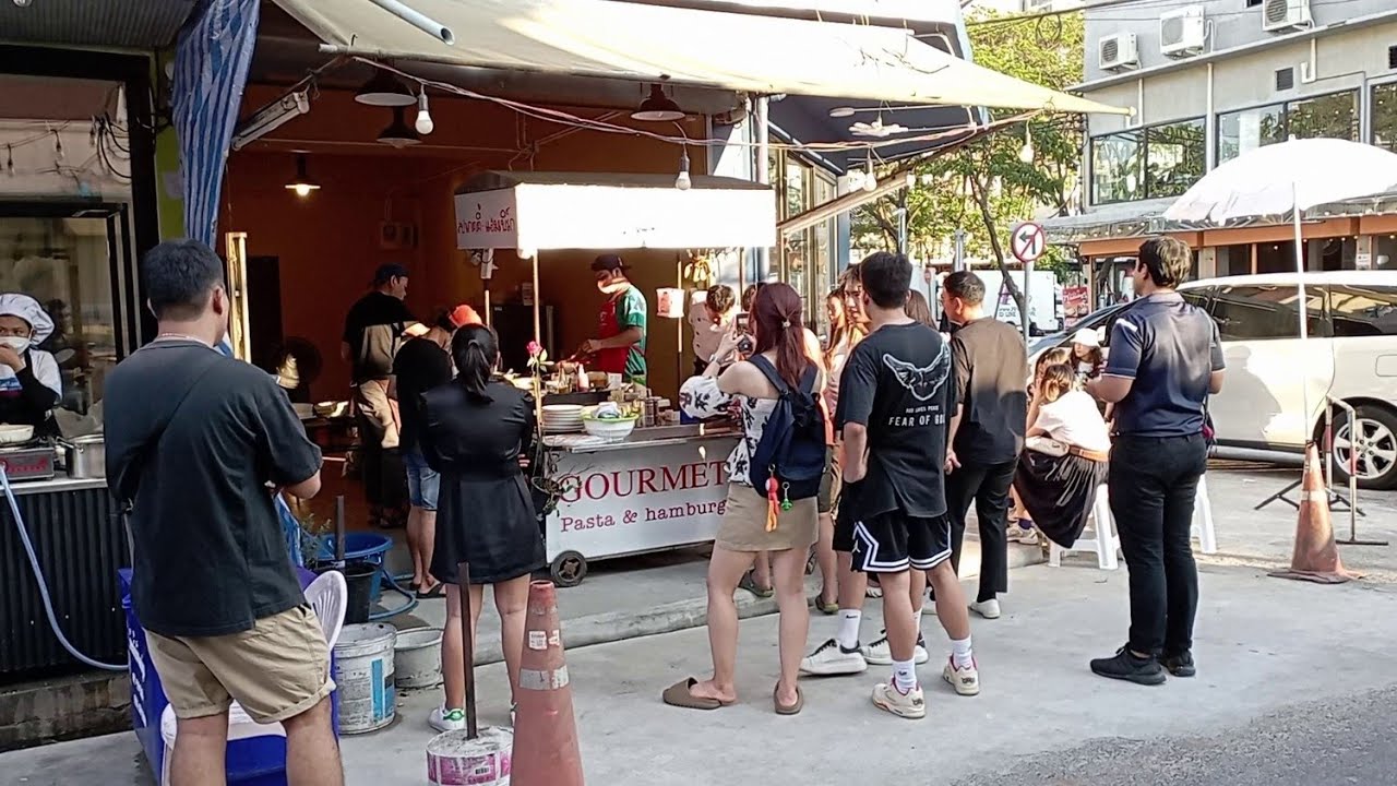 Must Try! Affordable Pasta Street Food Stall | Bangkok - YouTube