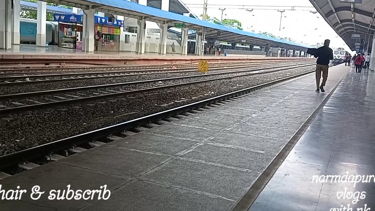 #220 #12533 पुष्पक एक्सप्रेस रानी कामलापति स्टेशन पर लगते हुये | #12533 ...