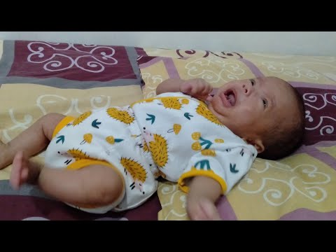 Bayi menangis minta dibedong